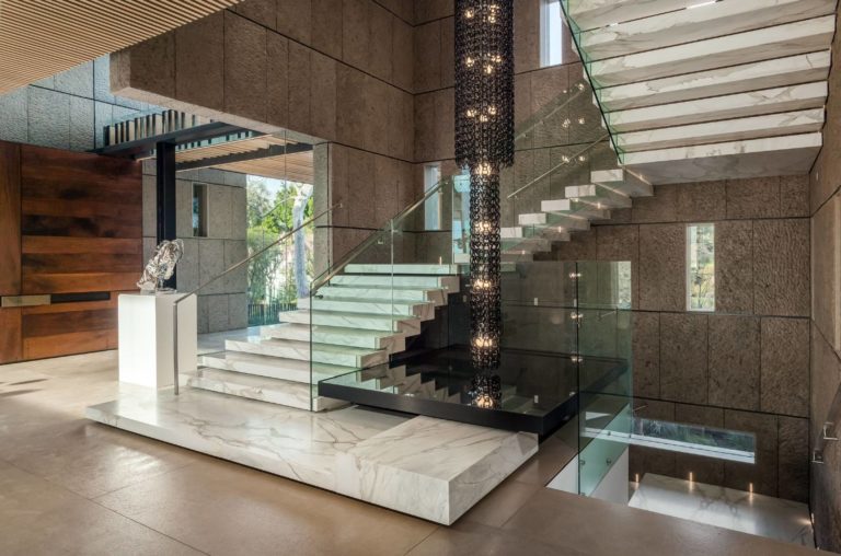 Bentley Circle Modern Mansion - The Pinnacle of Luxury Living in Los ...