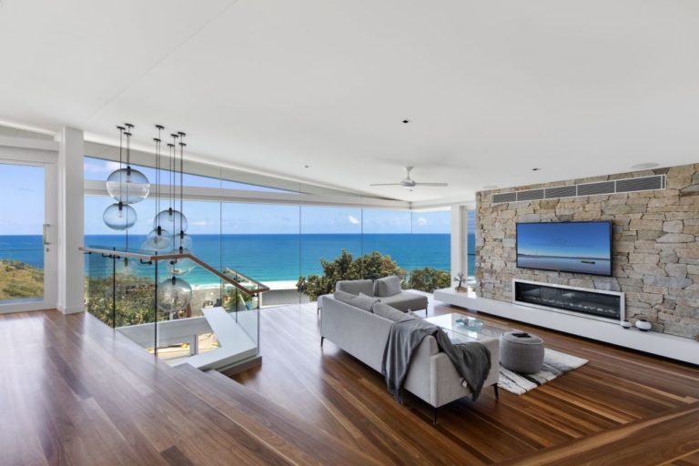 Stunning beachside home in Queensland by Chris Clout