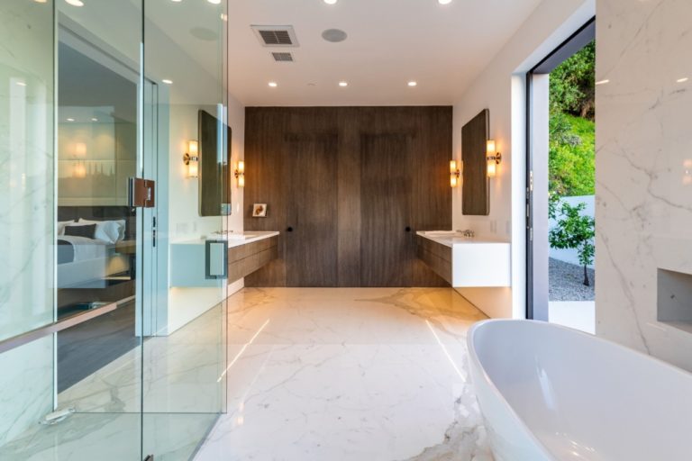 A Sophisticated Beverly Hills Modern Estate with Expansive Views