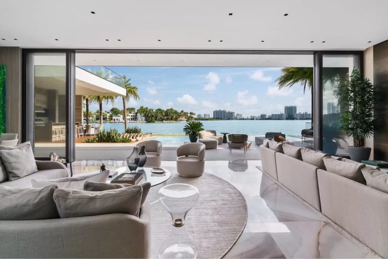Luxurious Modern Mansion with Tropical Vibe and Stunning Waterfront ...