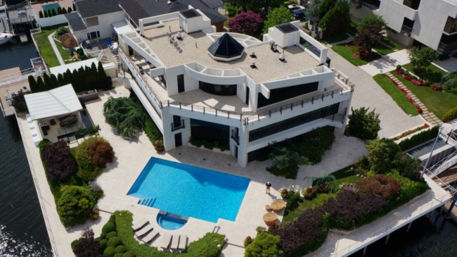 Tour of An Incredible Waterfront Mansion in Brooklyn, New York