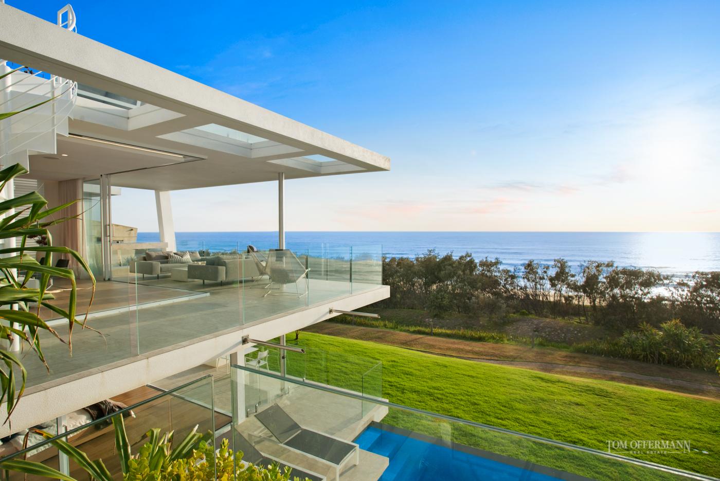 David Low Way Residence in Sunrise Beach by Paul Clout