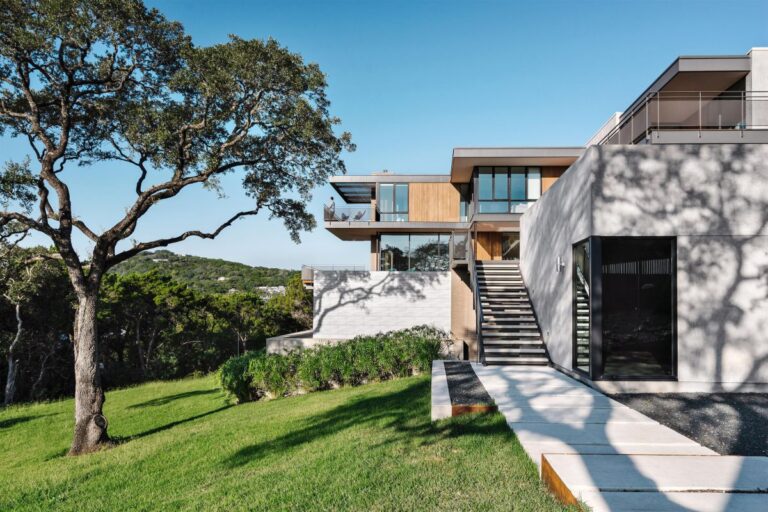 Mount Larson Residence in Austin, Texas by A Parallel Architecture