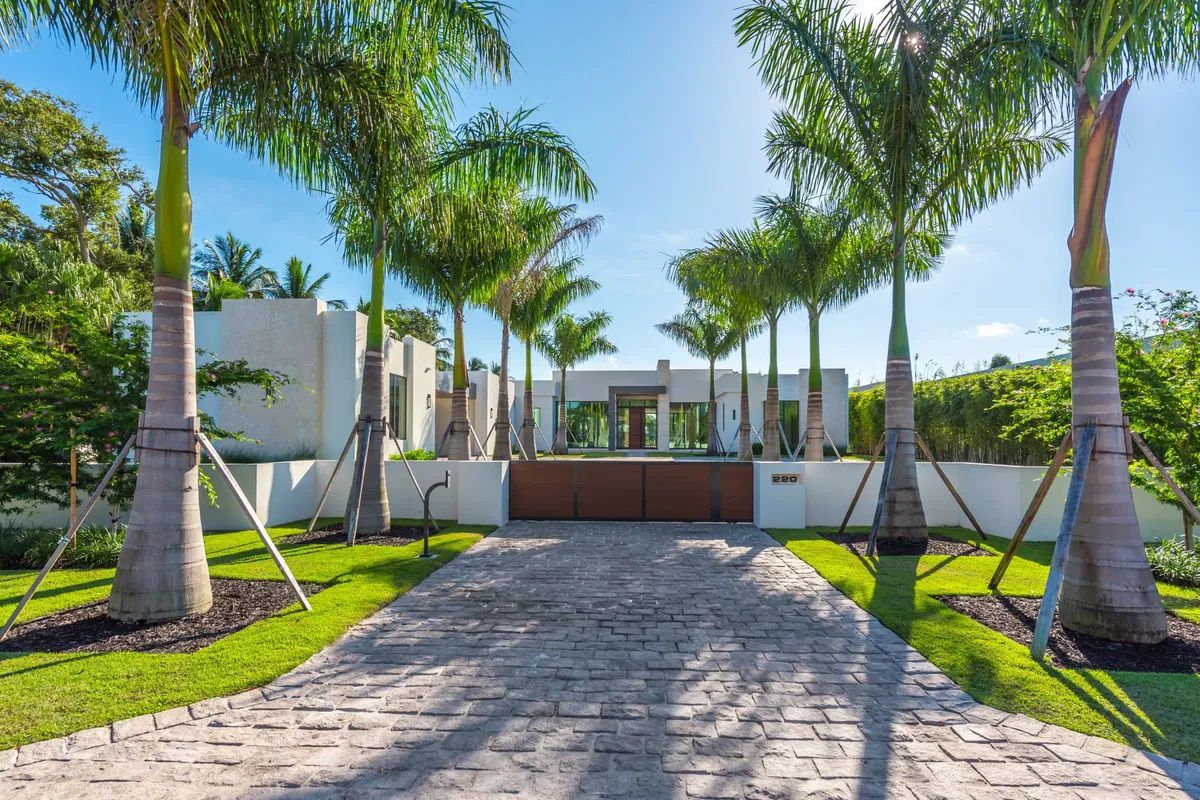 Mid-Century Modern Revival Residence in Florida by Brenner Architecture