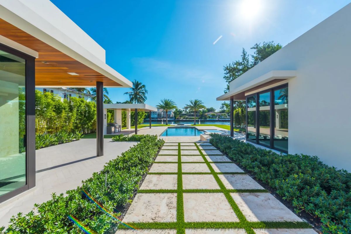 Mid-Century Modern Revival Residence in Florida by Brenner Architecture