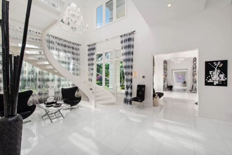 Extraordinary Jupiter House with Modern Design Ask for $10.995 Million