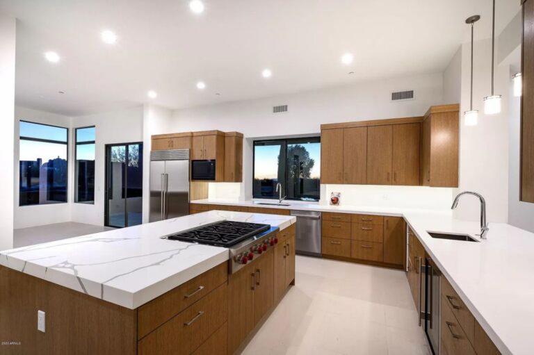 A Soft Contemporary Custom House in Scottsdale for Sale at $2,049,000