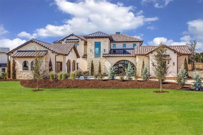Inside A $2,999,900 Transitional Home in Texas with Beautiful Finishes