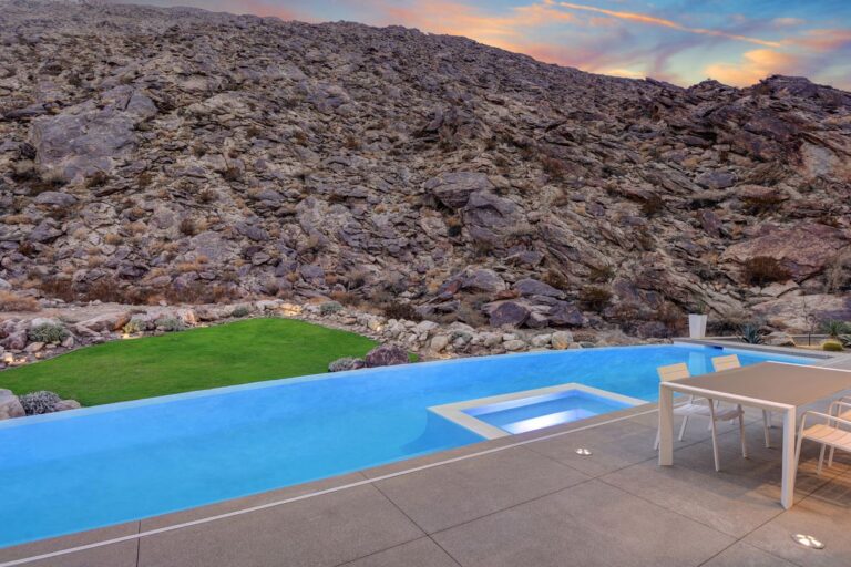 Masterfully Designed Screen House in Palm Springs by Cioffi Architect