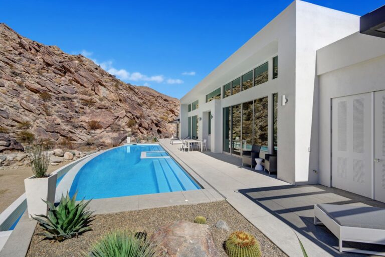 Masterfully Designed Screen House in Palm Springs by Cioffi Architect