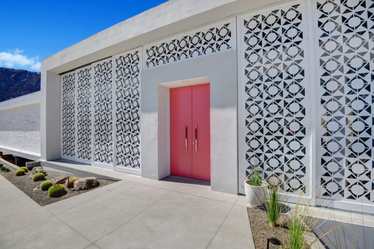 Masterfully Designed Screen House in Palm Springs by Cioffi Architect