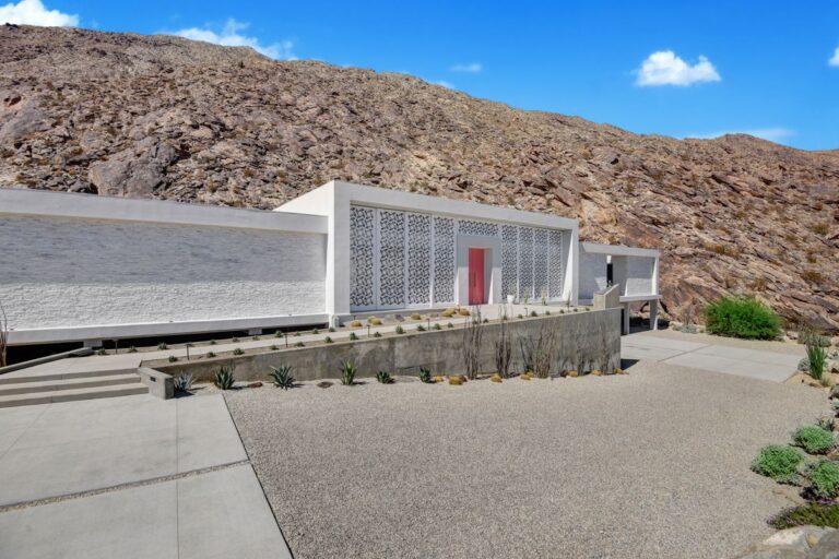 Masterfully Designed Screen House in Palm Springs by Cioffi Architect