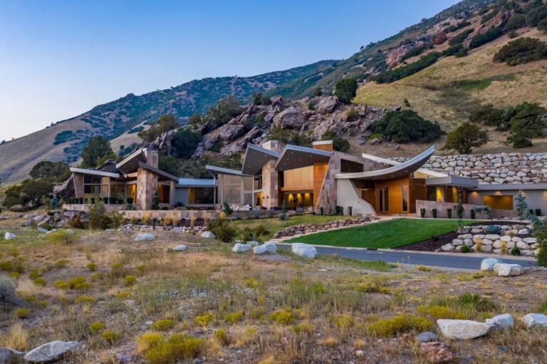 Masterpiece of Artistic Elegance: The Ultimate Modern Mountain Home in Utah