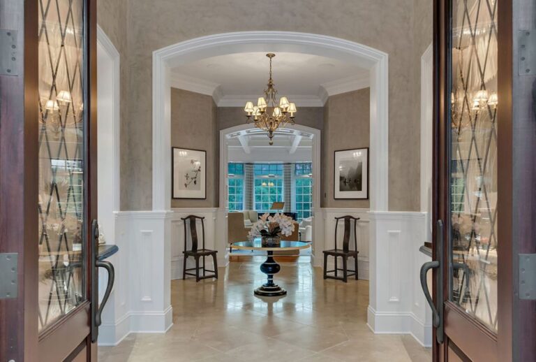 This $8,500,000 New York Home has An Unique Violin-Shaped Pool