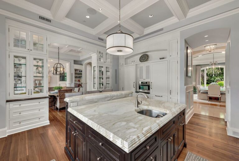 This $8,500,000 New York Home has An Unique Violin-Shaped Pool