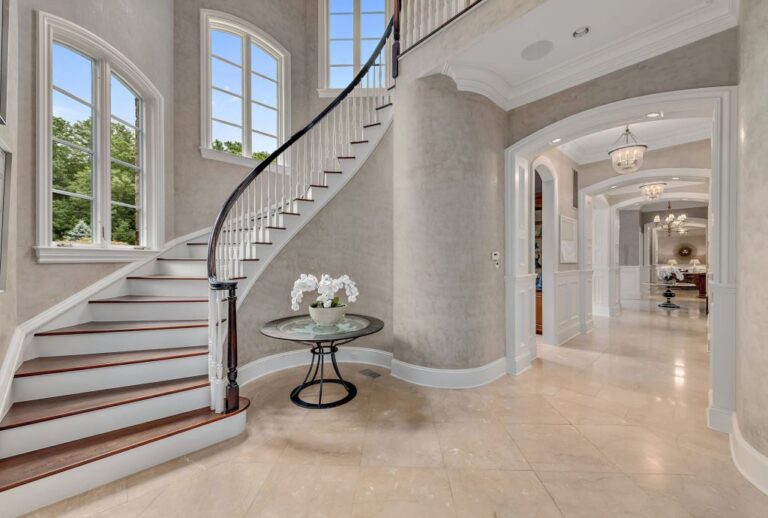 This $8,500,000 New York Home has An Unique Violin-Shaped Pool