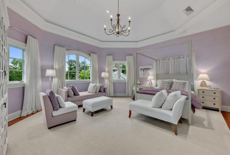 This $8,500,000 New York Home has An Unique Violin-Shaped Pool