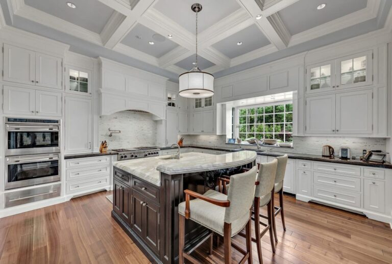 This $8,500,000 New York Home has An Unique Violin-Shaped Pool