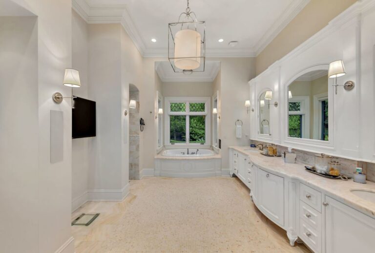 This $8,500,000 New York Home has An Unique Violin-Shaped Pool