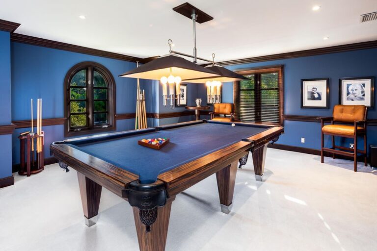 Gorgeous Custom Built Mansion with spacious front yard in Florida