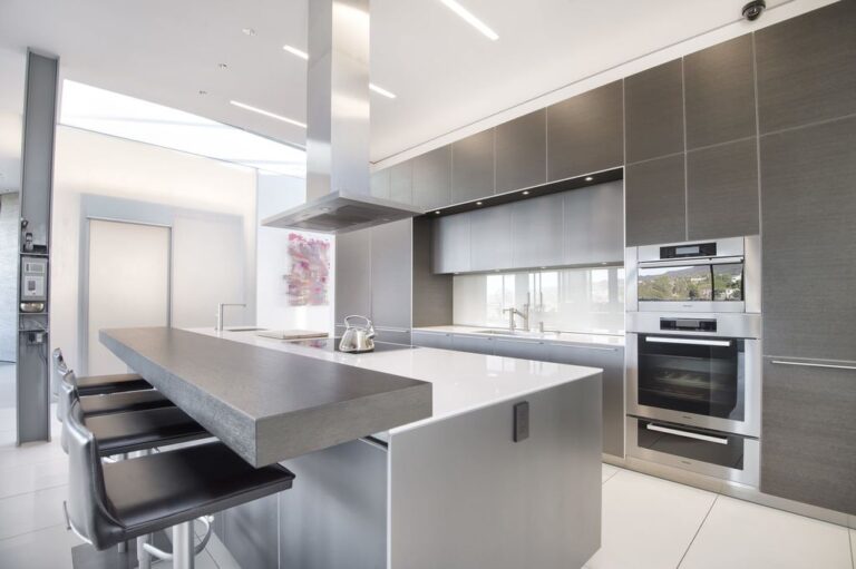 Friendly Architectural House in California with a Sun Power Solar System