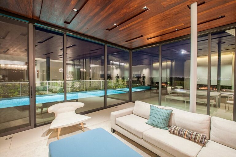 Friendly Architectural House in California with a Sun Power Solar System