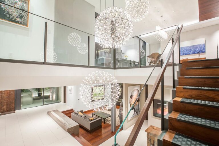 Friendly Architectural House in California with a Sun Power Solar System