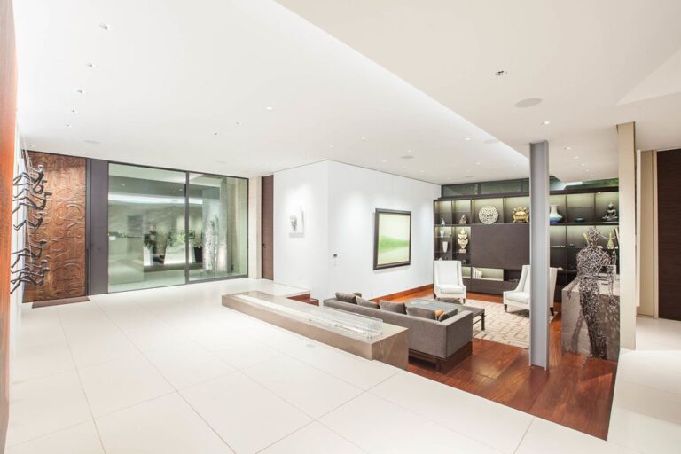 Friendly Architectural House in California with a Sun Power Solar System