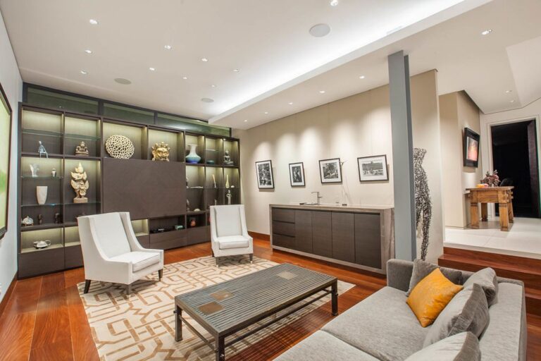 Friendly Architectural House in California with a Sun Power Solar System