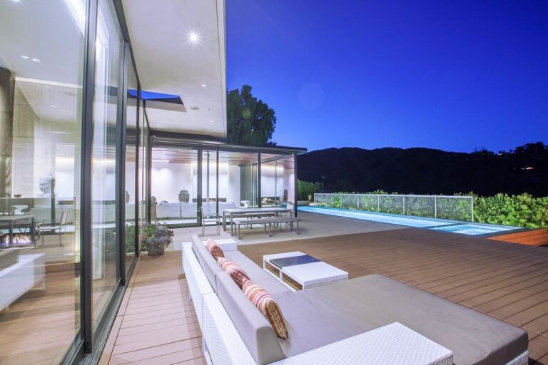 Friendly Architectural House in California with a Sun Power Solar System