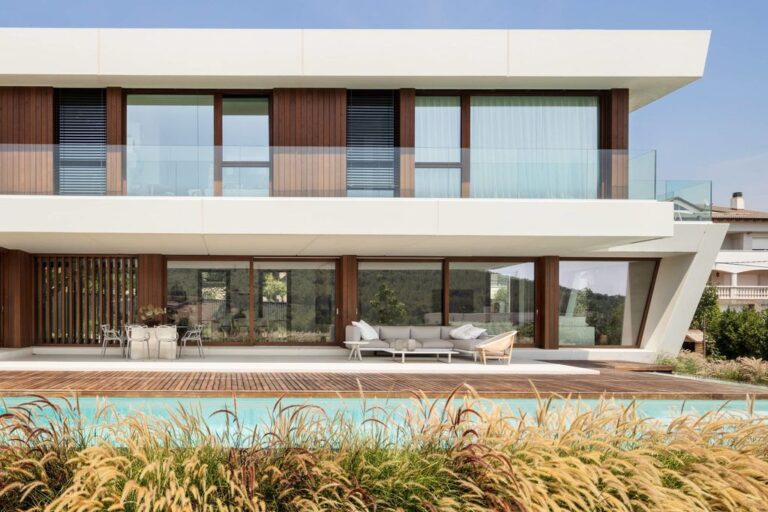 Panoramic House, Unique Home with The Landscape as Protagonist