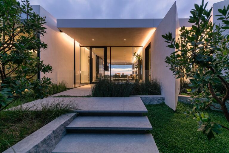 A $32,500,000 Spectacular Hillside Glass-walled Mansion in Beverly Hills