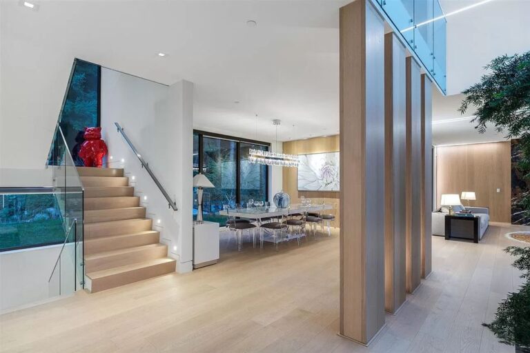 Gorgeous House in West Vancouver Overlooking Stunning Mountain & City Views