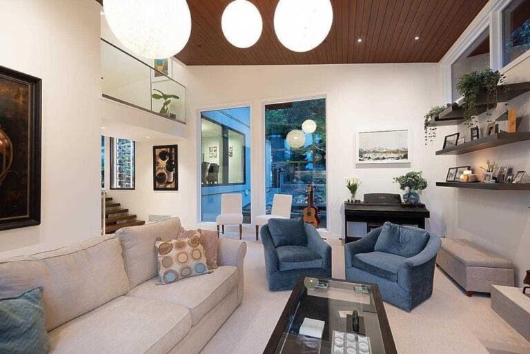 Sophisticated yet Natural West Vancouver Home Embracing a Lavish Lifestyle