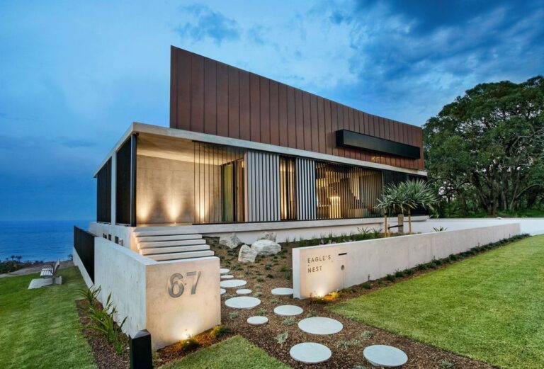 Striking home by Ian Bennett Design Studio in New South Wales