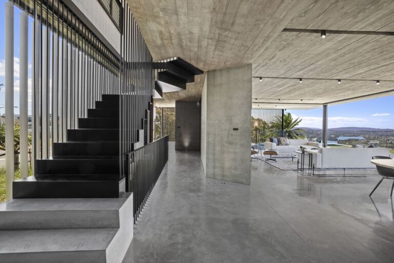 Striking home by Ian Bennett Design Studio in New South Wales