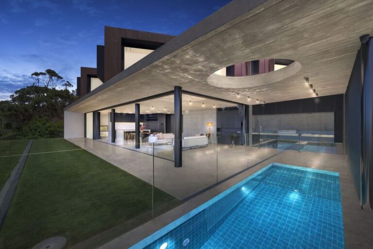 Striking home by Ian Bennett Design Studio in New South Wales