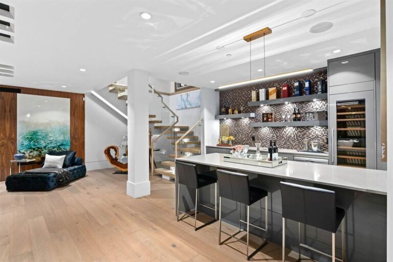 Sumptuous West Vancouver Villa with Sensational Views