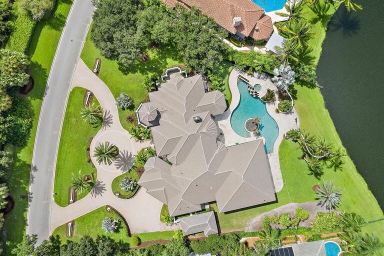 An Entertainer's Dream Home in Jupiter with lake views lists for $5,149,00