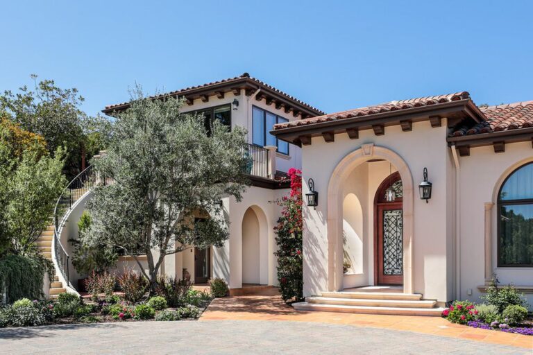 Stunning Estate with Breathtaking Bay Views and Luxurious Amenities in ...