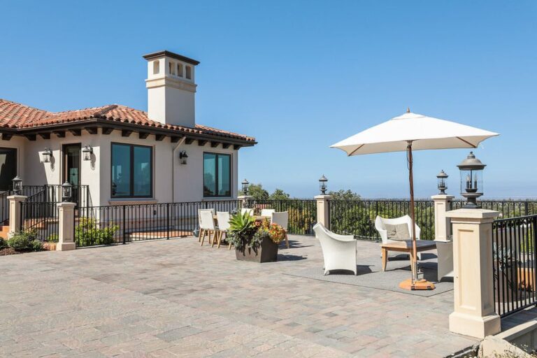 Stunning Estate with Breathtaking Bay Views and Luxurious Amenities in ...