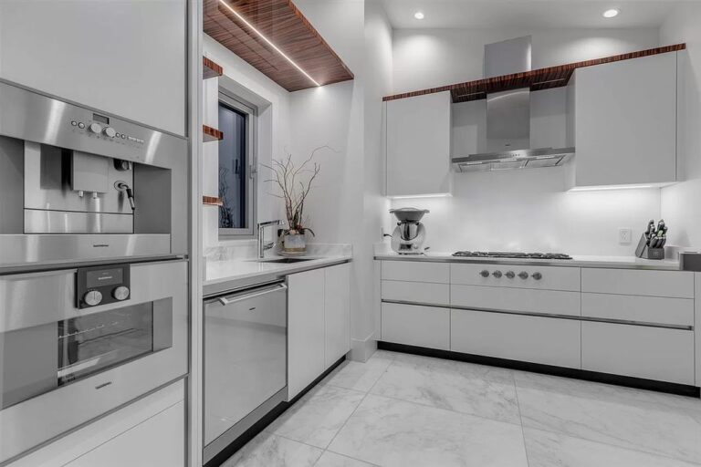 Flying Kite-Shaped Residence in West Vancouver with Breathtaking Ocean ...