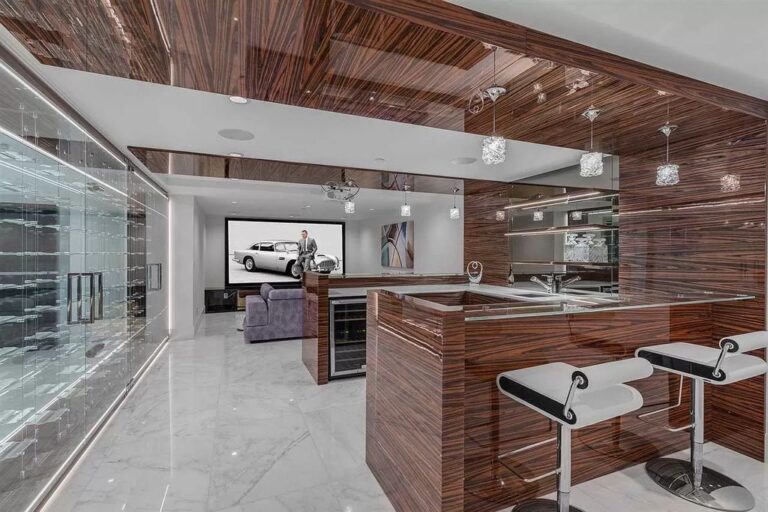 Flying Kite-Shaped Residence in West Vancouver with Breathtaking Ocean ...