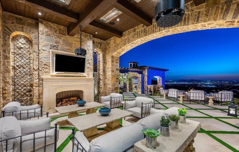 A Hillside Arizona Estate with Valley Breathtaking Views