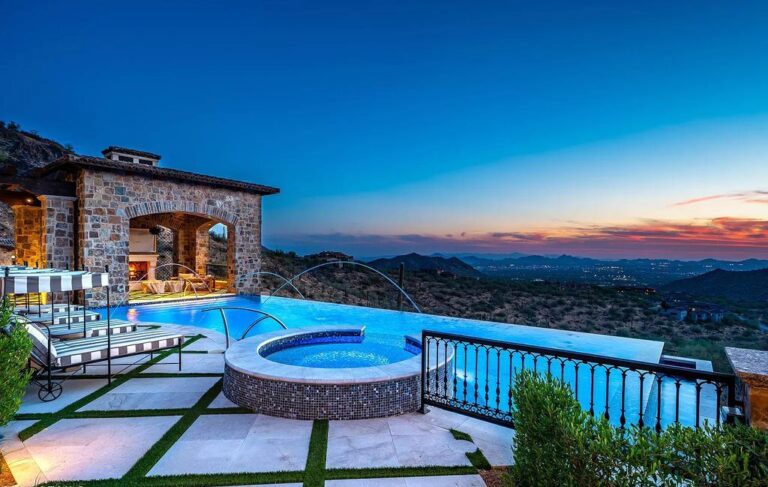 A Hillside Arizona Estate with Valley Breathtaking Views