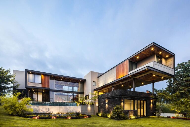 Kaleth House Opens in a Trapezoid-shaped Way by Di Frenna Arquitectos
