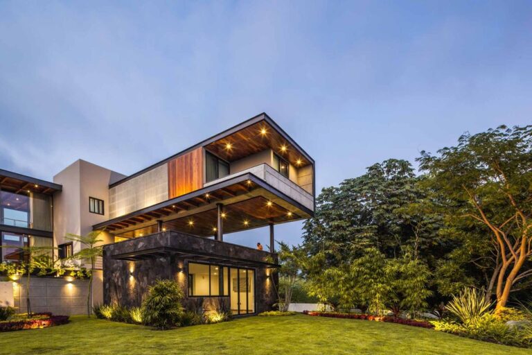 Kaleth House Opens in a Trapezoid-shaped Way by Di Frenna Arquitectos