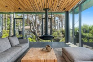 Listed at $4,995,000 This Glass Oceanfront House in Oregon is a Fresh ...