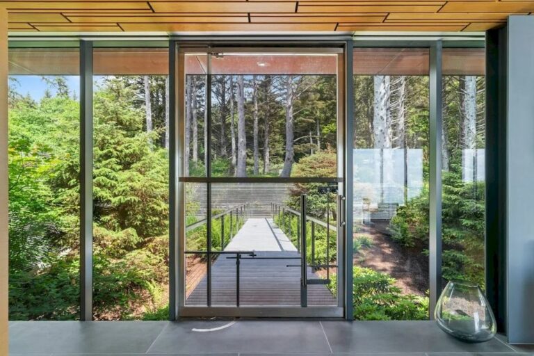 Listed at $4,995,000 This Glass Oceanfront House in Oregon is a Fresh ...