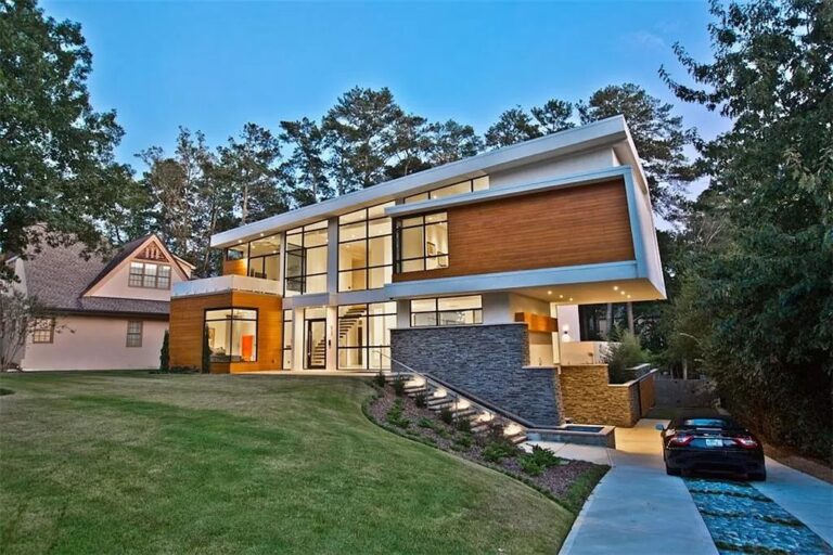 Iconic Modern House in Atlanta with Flying Cantilevers, Unique Angled ...